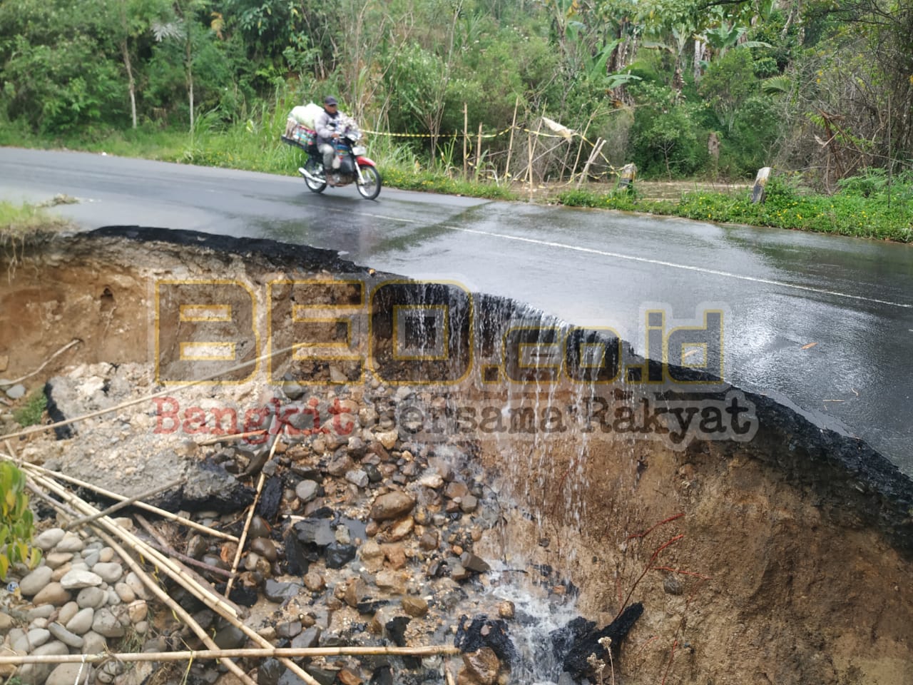 Hati-hati Melintas di Jalan Rimbo Pengadang, Ada Jalan Amblas ... Hati-hati Melintas di Jalan Rimbo Pengadang, Ada Jalan Amblas ...